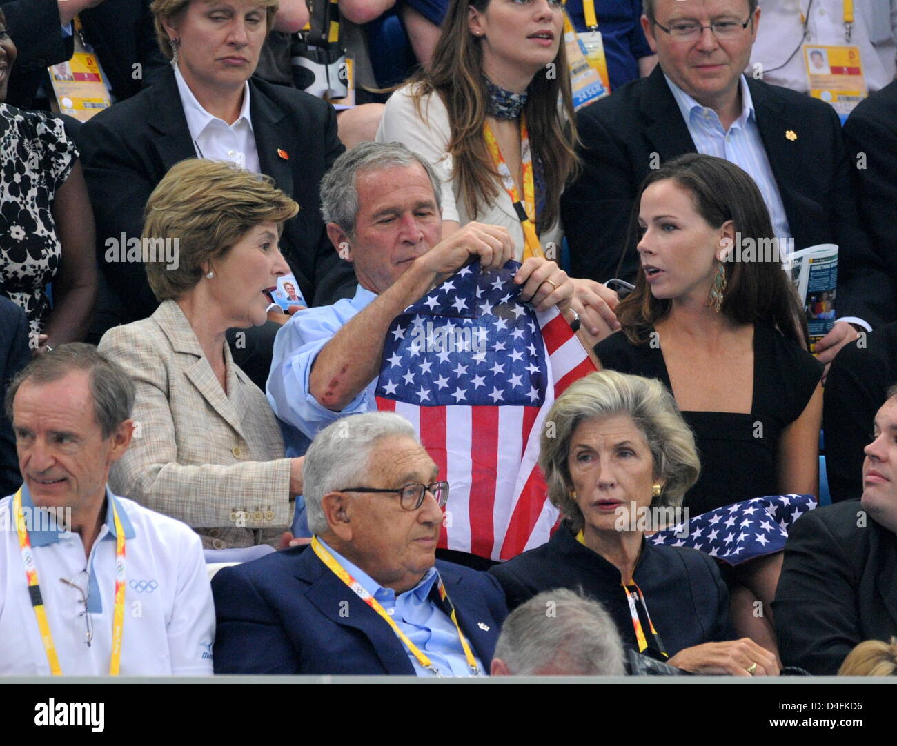 Us president george bush with his wife laura daughter barbara hi-res ...