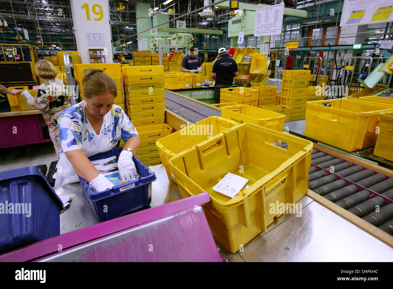 A staff member of the International Mail Centre (IPZ) works on the ...