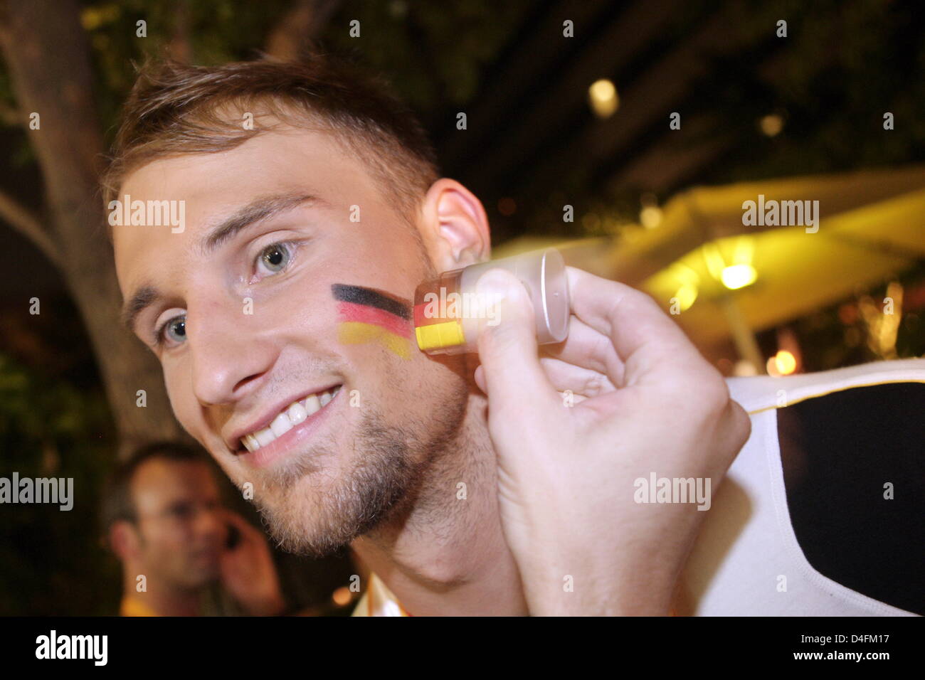 Dem Kanuten Alexander Grimm wird am Dienstag (12.08.2008) nach dem ...
