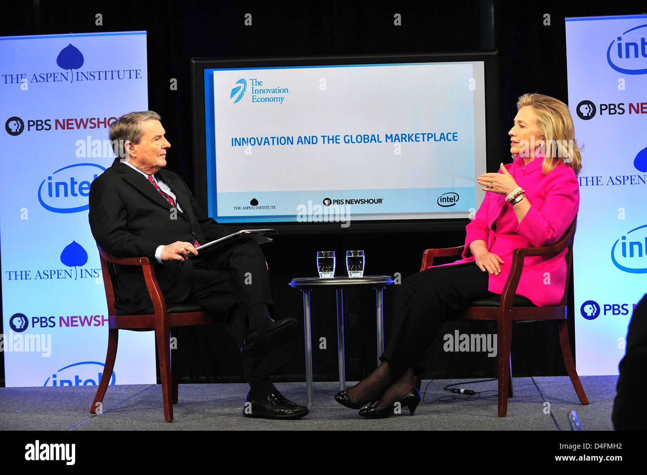 Jim lehrer hi-res stock photography and images - Alamy