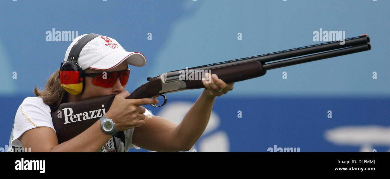 Flying targets hi-res stock photography and images - Alamy