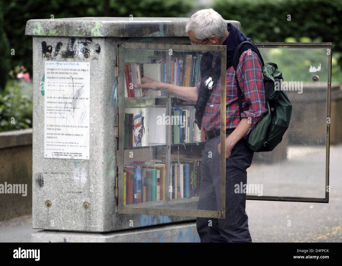 A man searches for books in the so called Open Library box in Mainz ...
