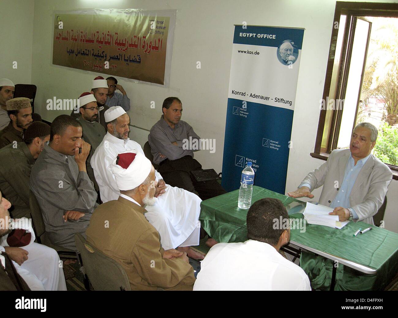Ekram Badreddin (R) of Kairo's university holds a lecture on 'Political ...