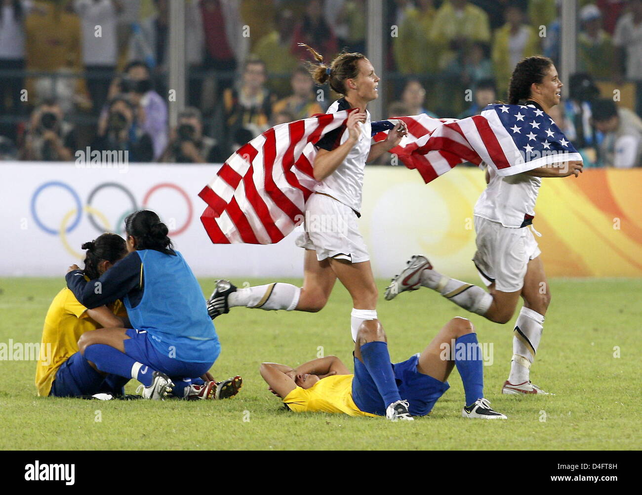 Shannon Boxx (R) and Christie Rampone (C) from the USA celebrate ...