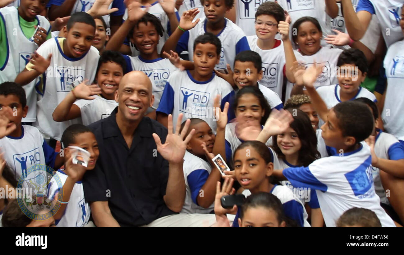 Global Cultural Ambassador Kareem Abdul-Jabbar Poses for a Photo With ...