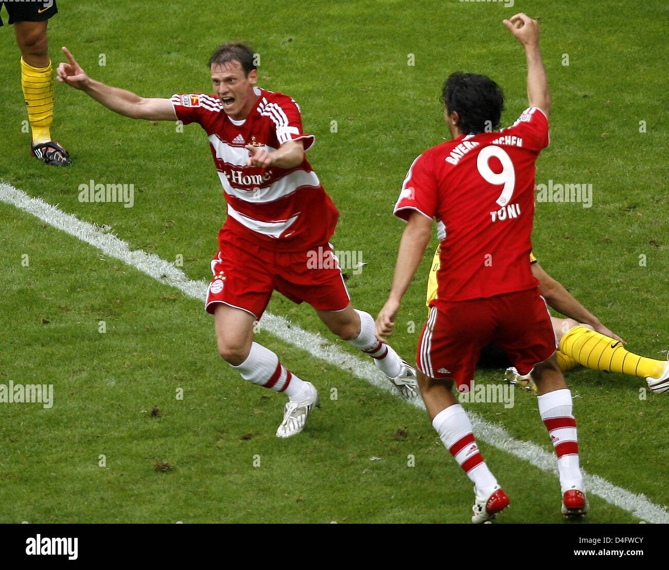 FC Bayern Munich player Tim Borowski (L) celebrates his 1-1 equalizer ...