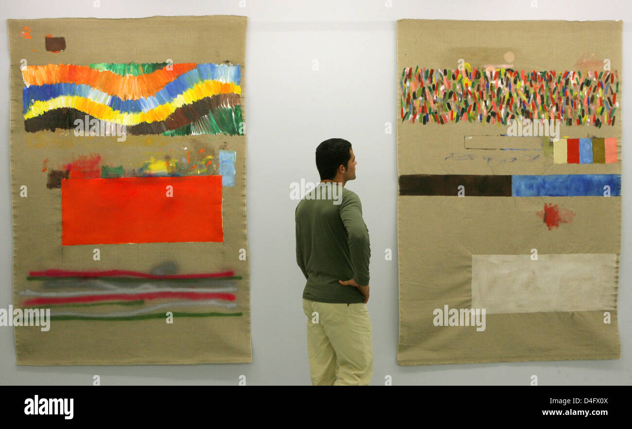 A man takes a look at the artwork 'Ueber Malerei' by Hanno Otten in the ...