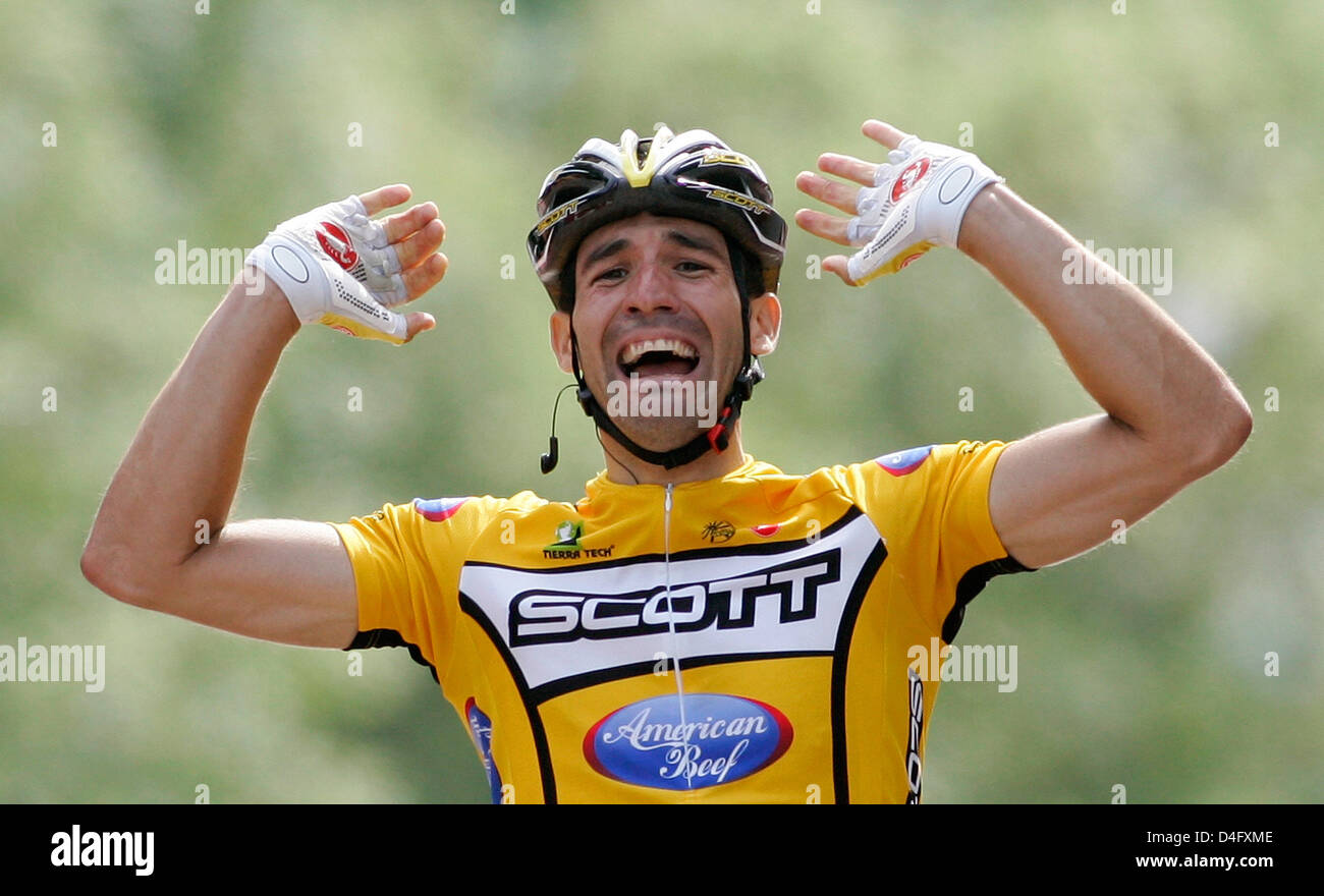 Spanish cyclist David de la Fuente of Team Scott-American Beef cheers ...