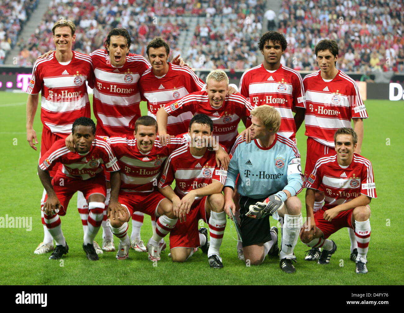 The team of Bayern Munich, Tim Borowski (top L-R), Luca Toni, Massimo ...
