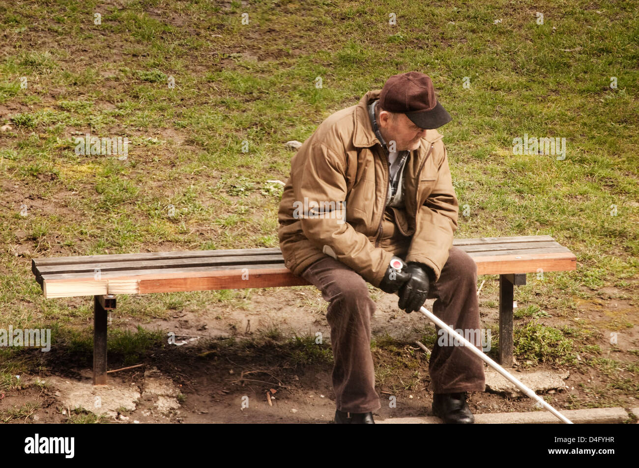 Old man sitting on bench hi-res stock photography and images - Alamy