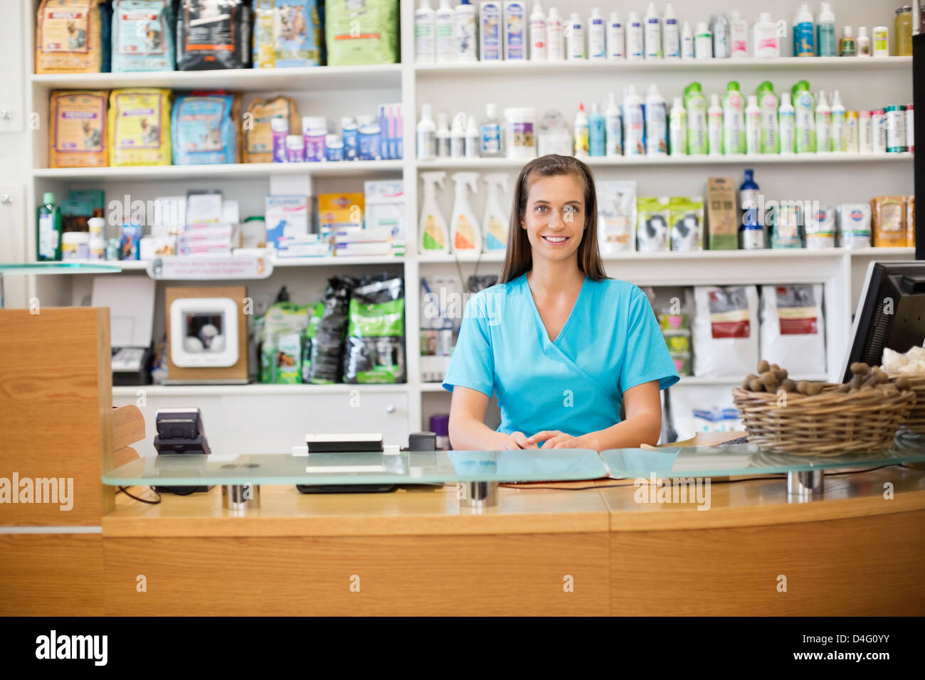 Receptionist at front desk of vet's surgery Stock Photo - Alamy