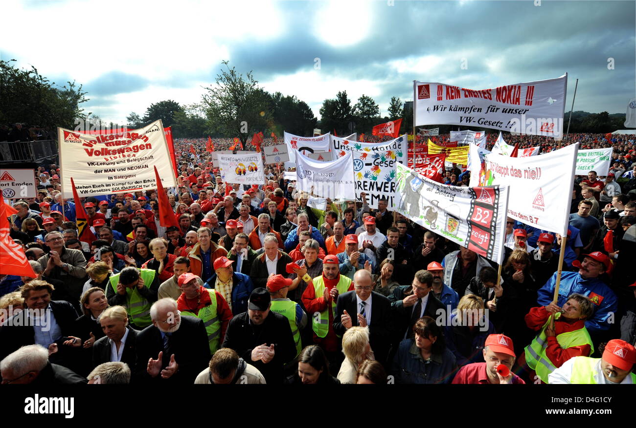 Several ten thousands of Volkswagen employees meet for one of the ...