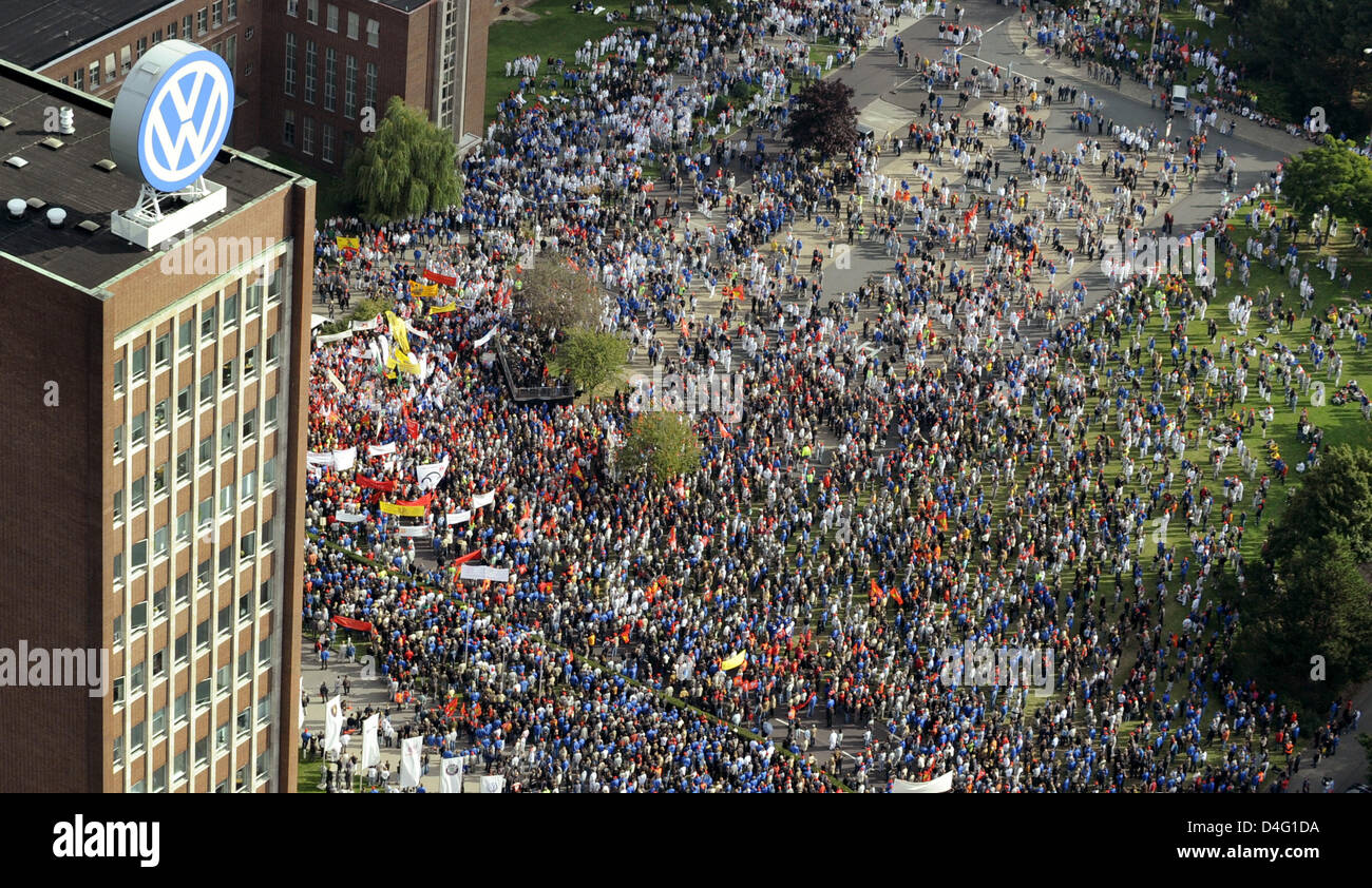 Several ten thousands of Volkswagen employees meet for one of the ...