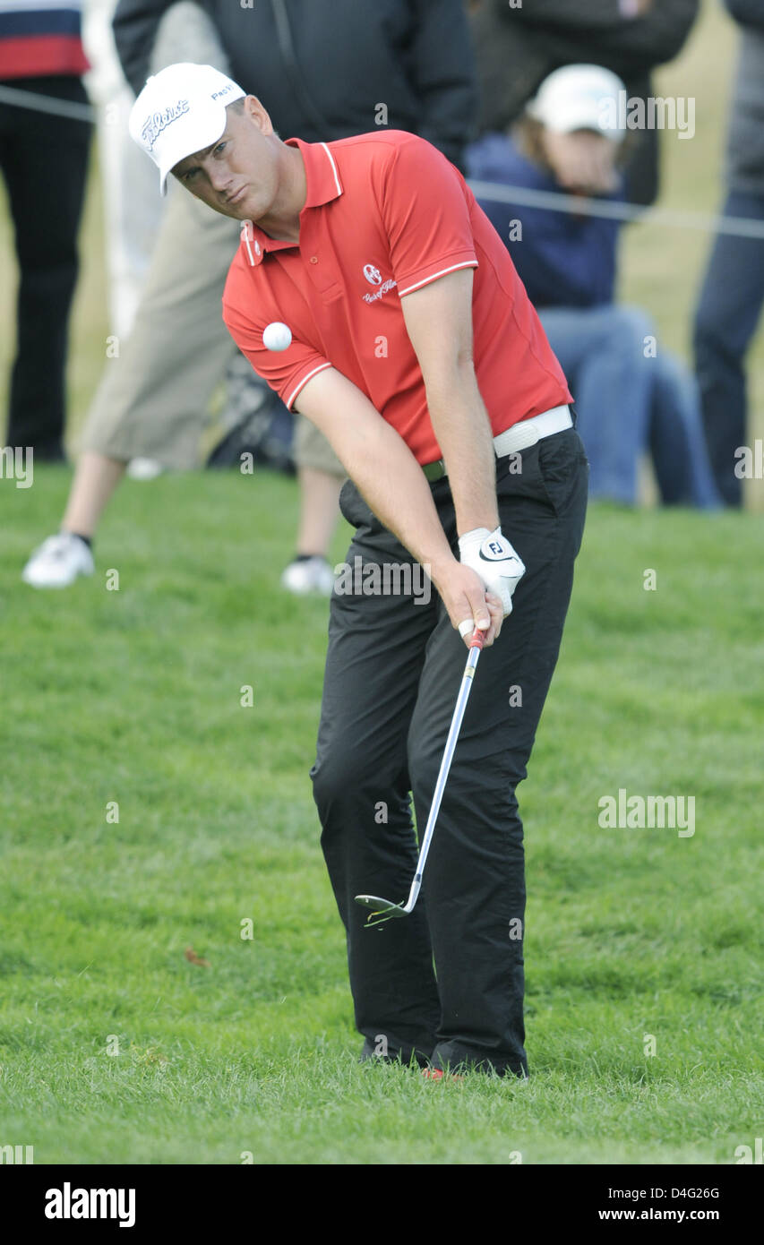 Sweden's Robert Karlsson chips at the 2008 Mercedes-Benz Championship ...