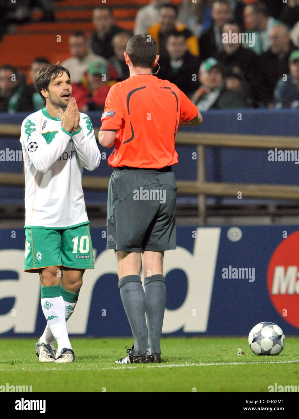 Referee craig thomson hi-res stock photography and images - Alamy