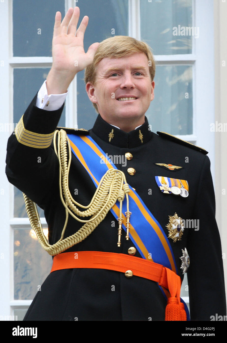 Dutch Crown Prince Willem-Alexander waves from the balcony of Palace ...