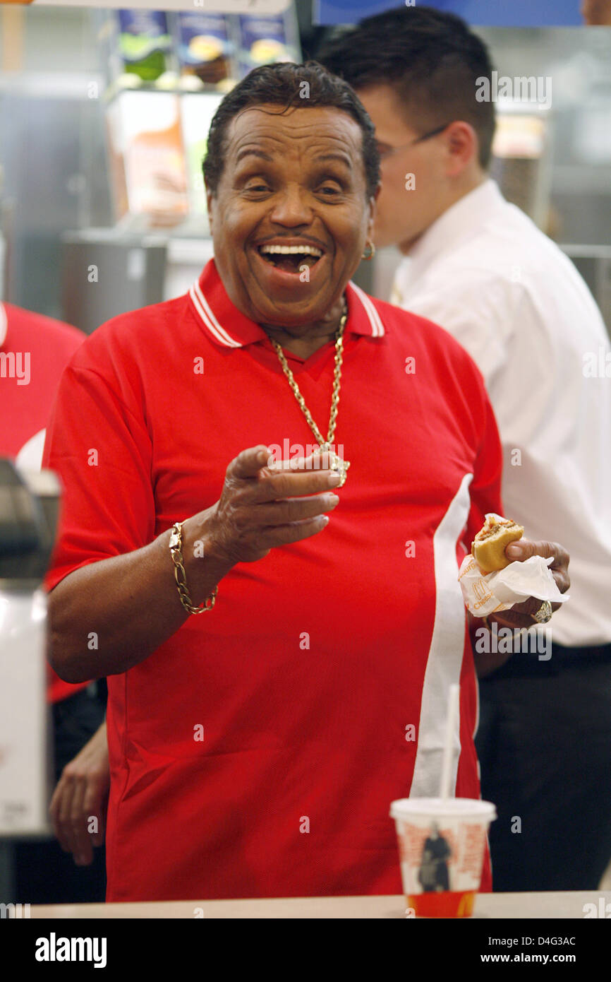Joe Jackson, father of musician Michael Jackson, sells burgers in a ...