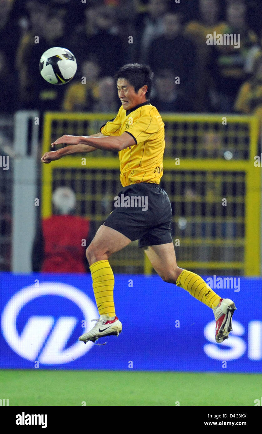 Dortmund's Young-Pyo Lee heads the ball in the UEFA Cup 1st round match ...
