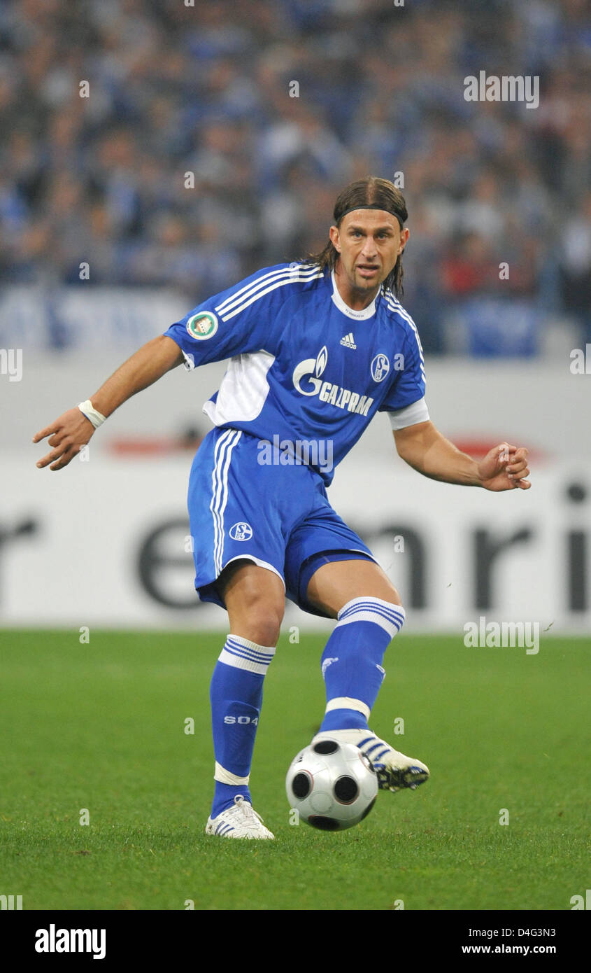 Schalke's Marcelo Bordon shown in action during the DFB Cup second ...