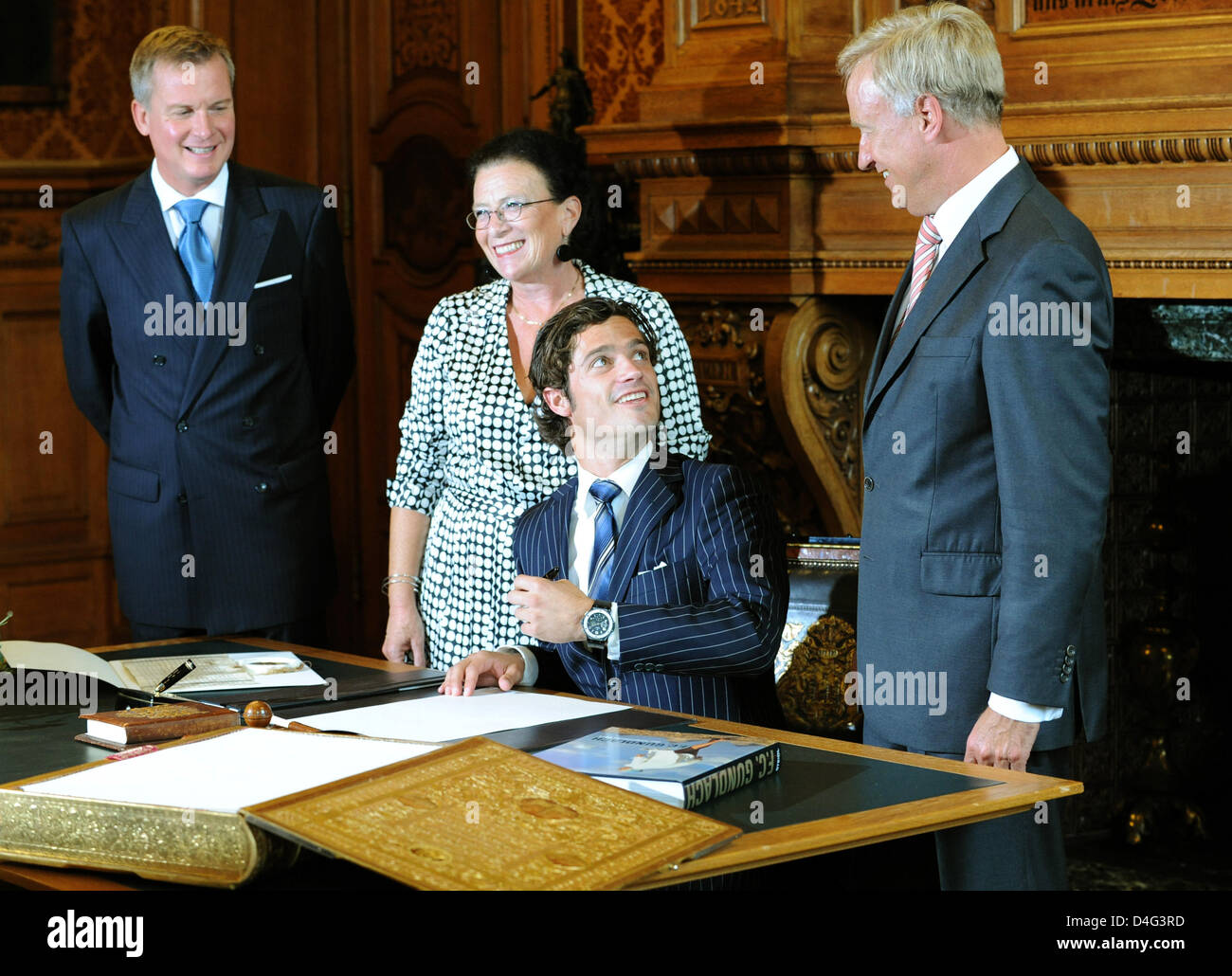 In the presence of mayor Ole von Beust (CDU, R), Swedish ambassador ...