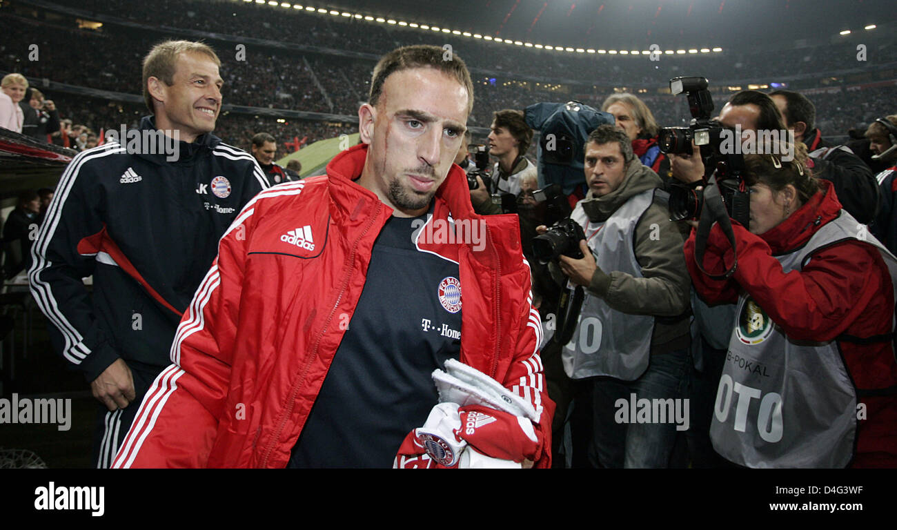 FC Bayern Munich coach Juergen Klinsmann (L) and midfielder Franck ...