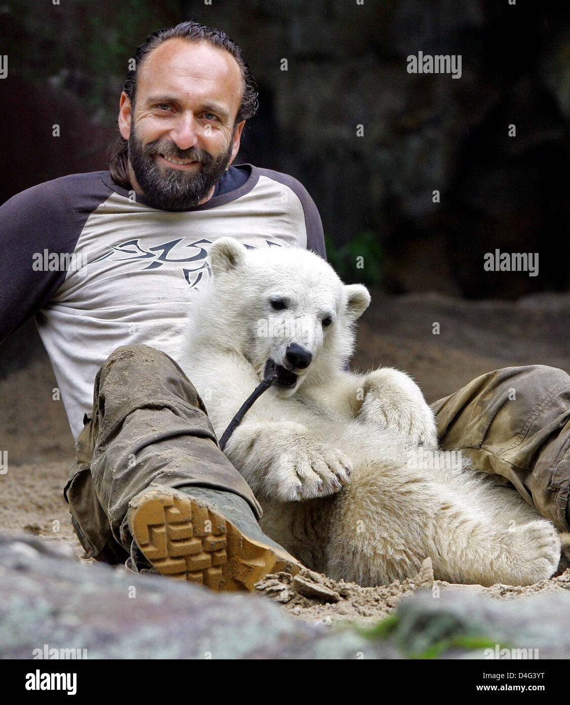 (dpa file) - Polar bear Knut and its foster father Thomas Doerflein ...