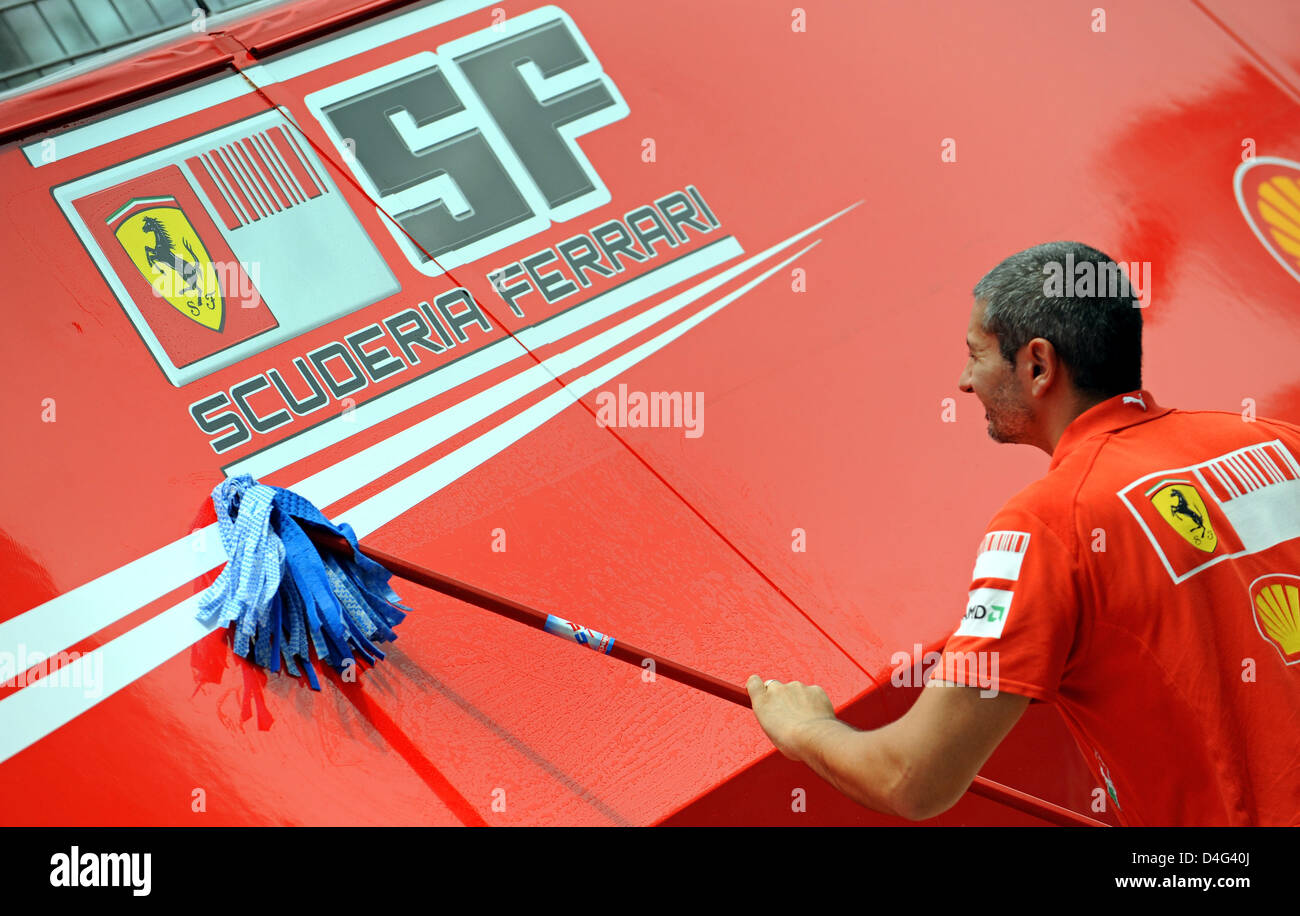 Ferrari team garage hi-res stock photography and images - Alamy