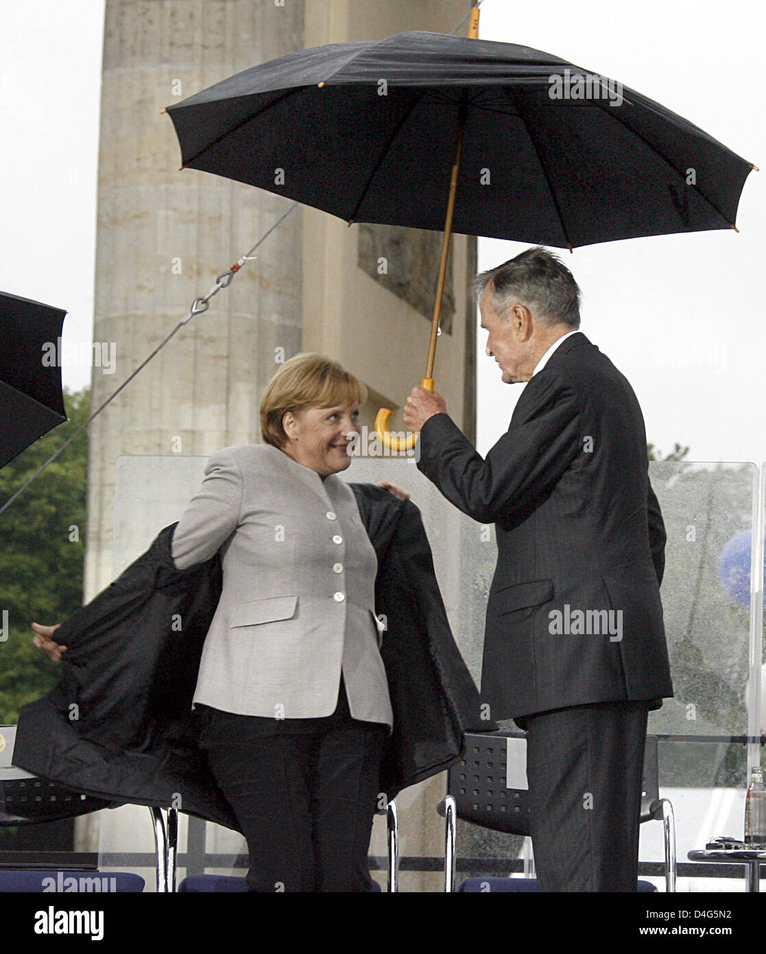 Former U.S. President George Bush sen. (R) and German Chancellor Angela ...