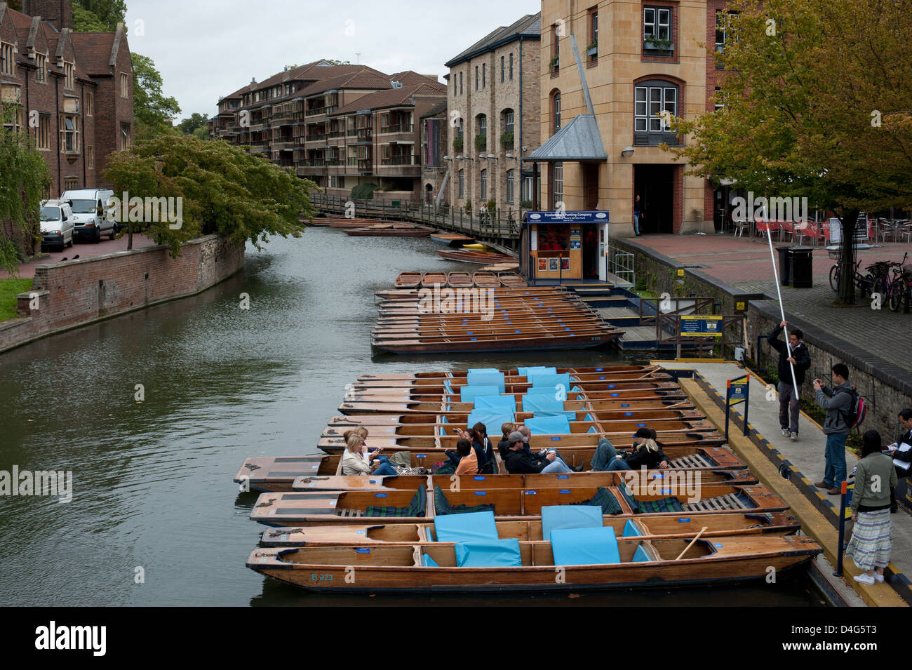 Punting boats on the river in Cambridge Stock Photo - Alamy