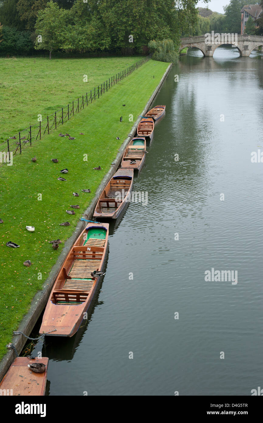 Punting boats on the river in Cambridge Stock Photo - Alamy