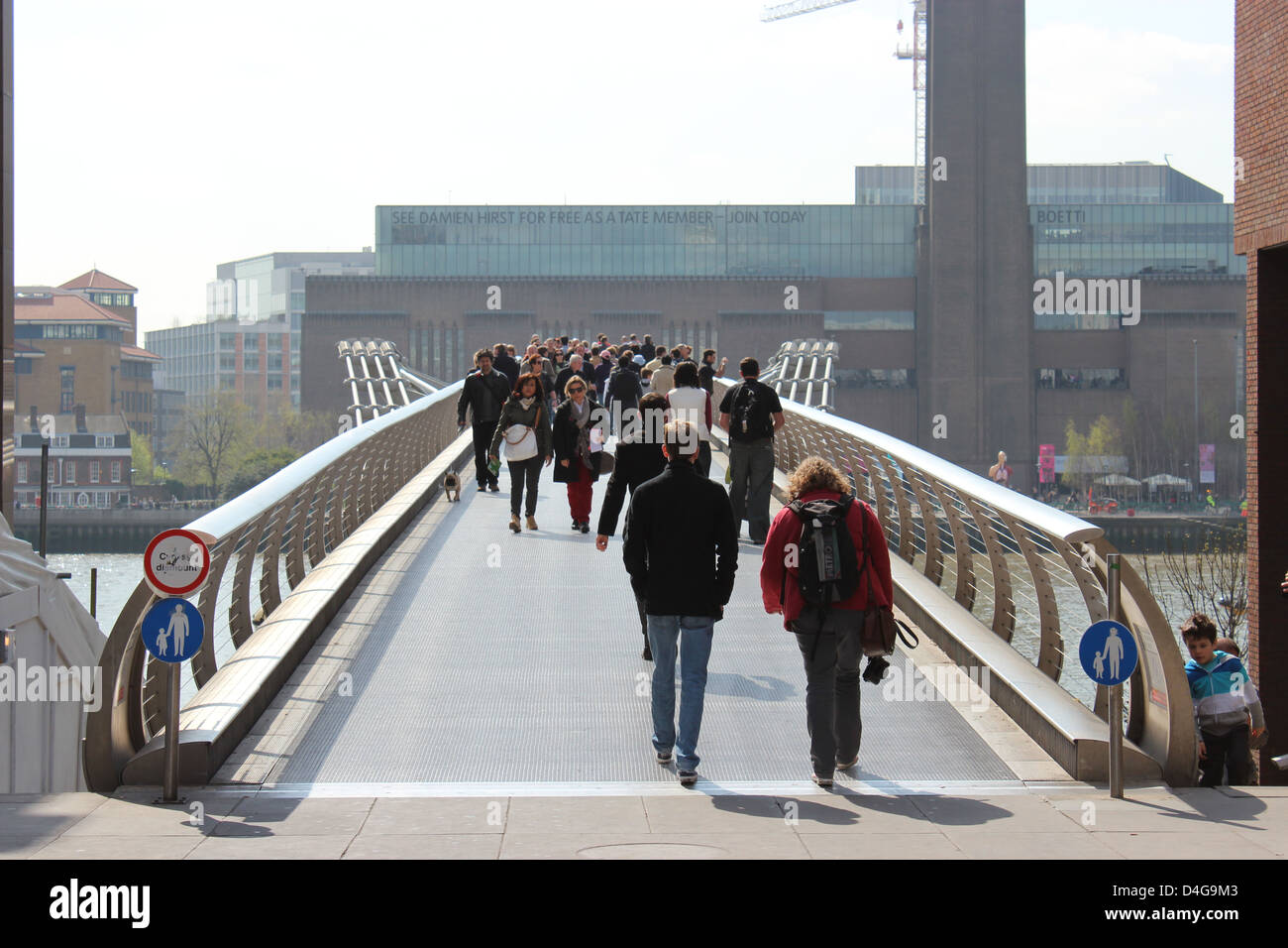 Millennium bridge london tate hi-res stock photography and images - Alamy