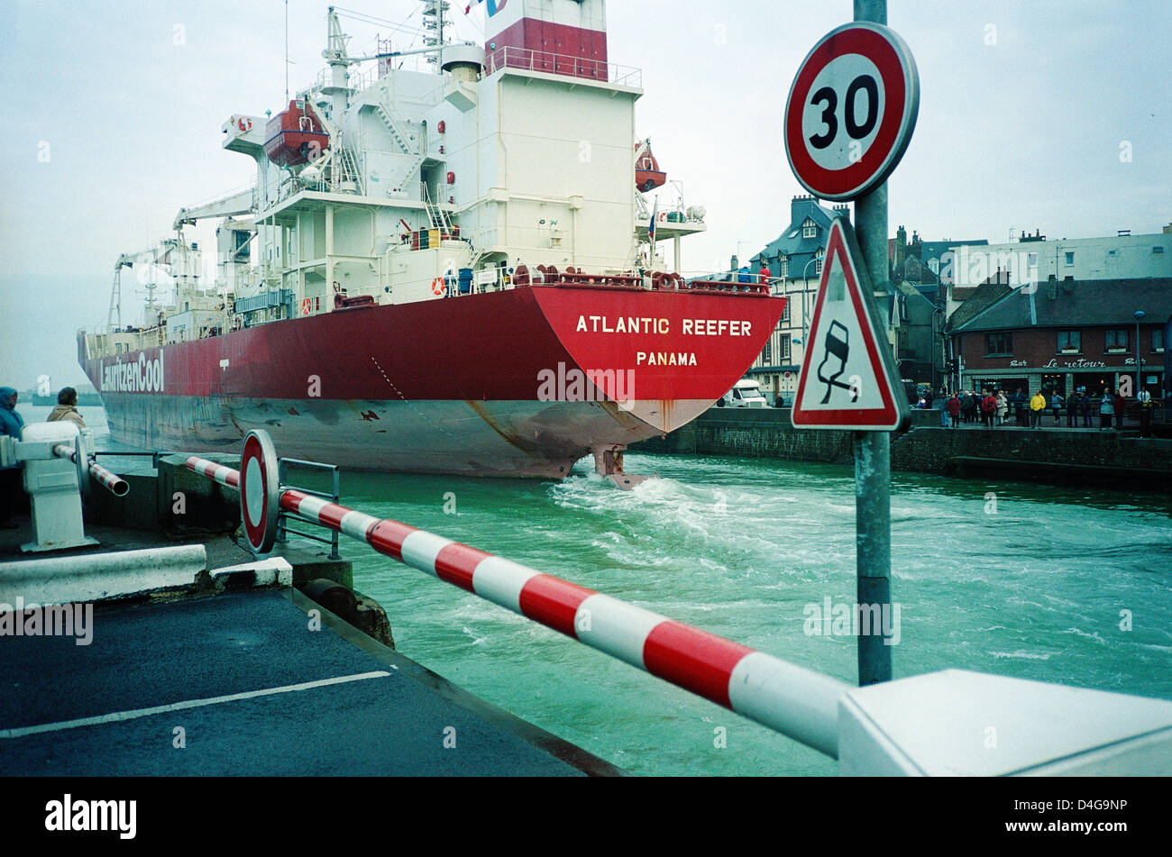 Ship leaving dock hi-res stock photography and images - Alamy