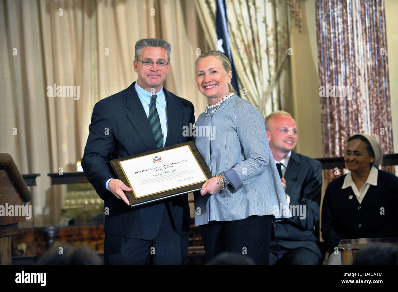 Secretary Clinton With TIP Hero Gary Haugen Stock Photo - Alamy