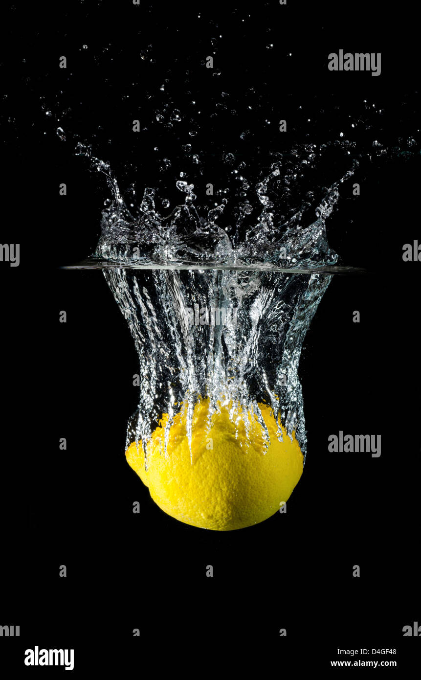 Lemon splash hi-res stock photography and images - Alamy