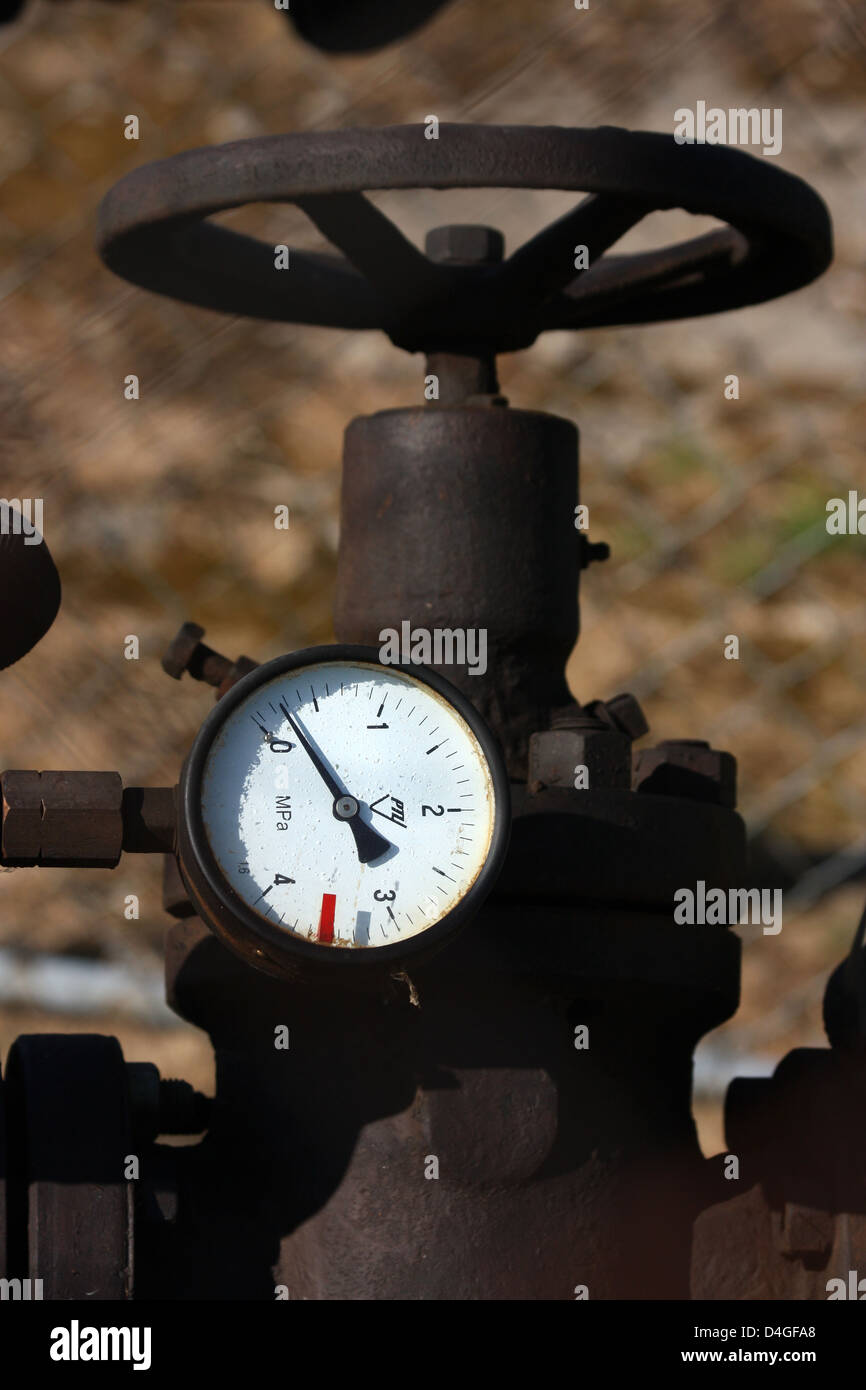 Pipeline system pressure meter production hi-res stock photography and ...