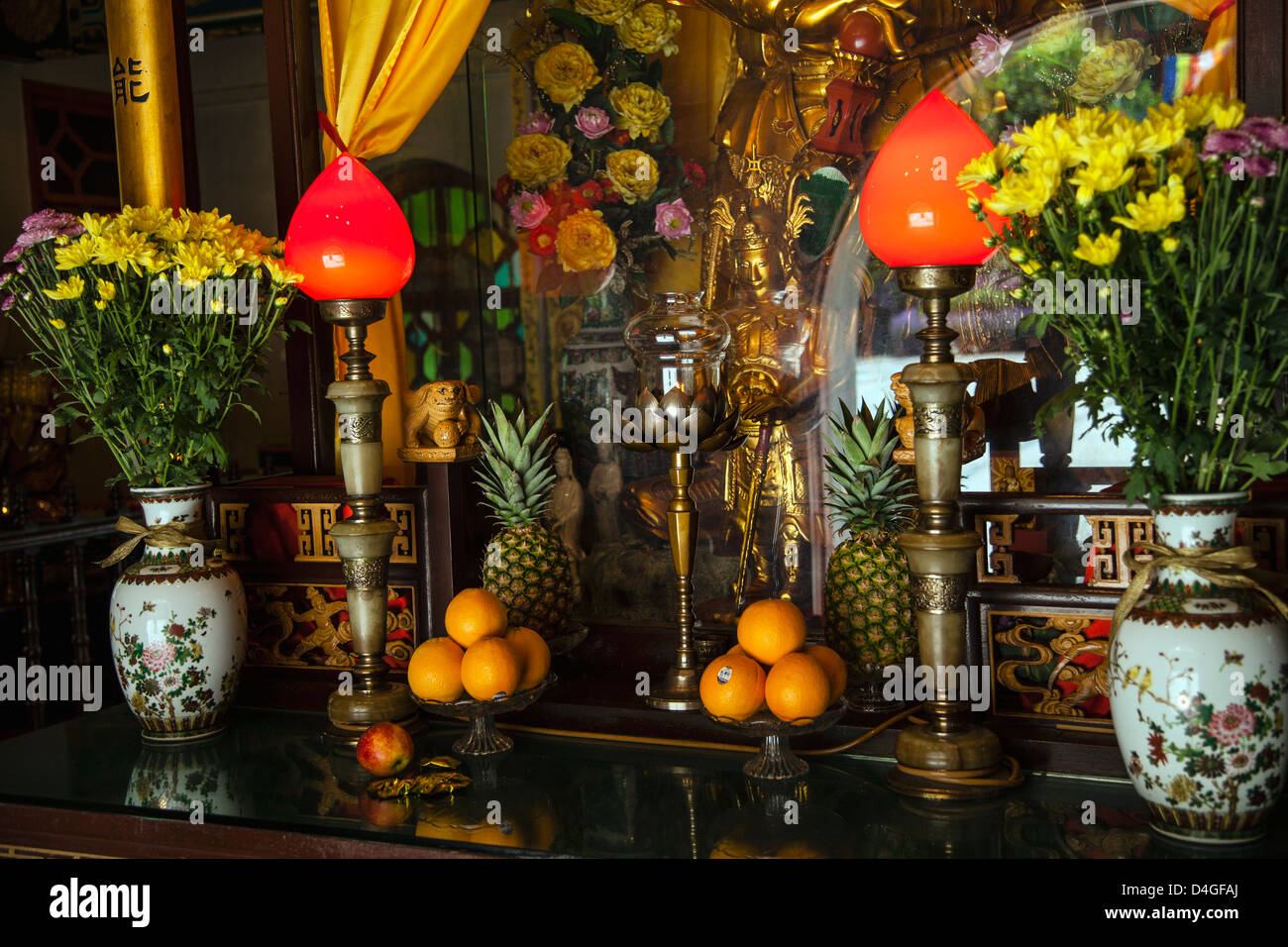 China offerings temple hi-res stock photography and images - Alamy