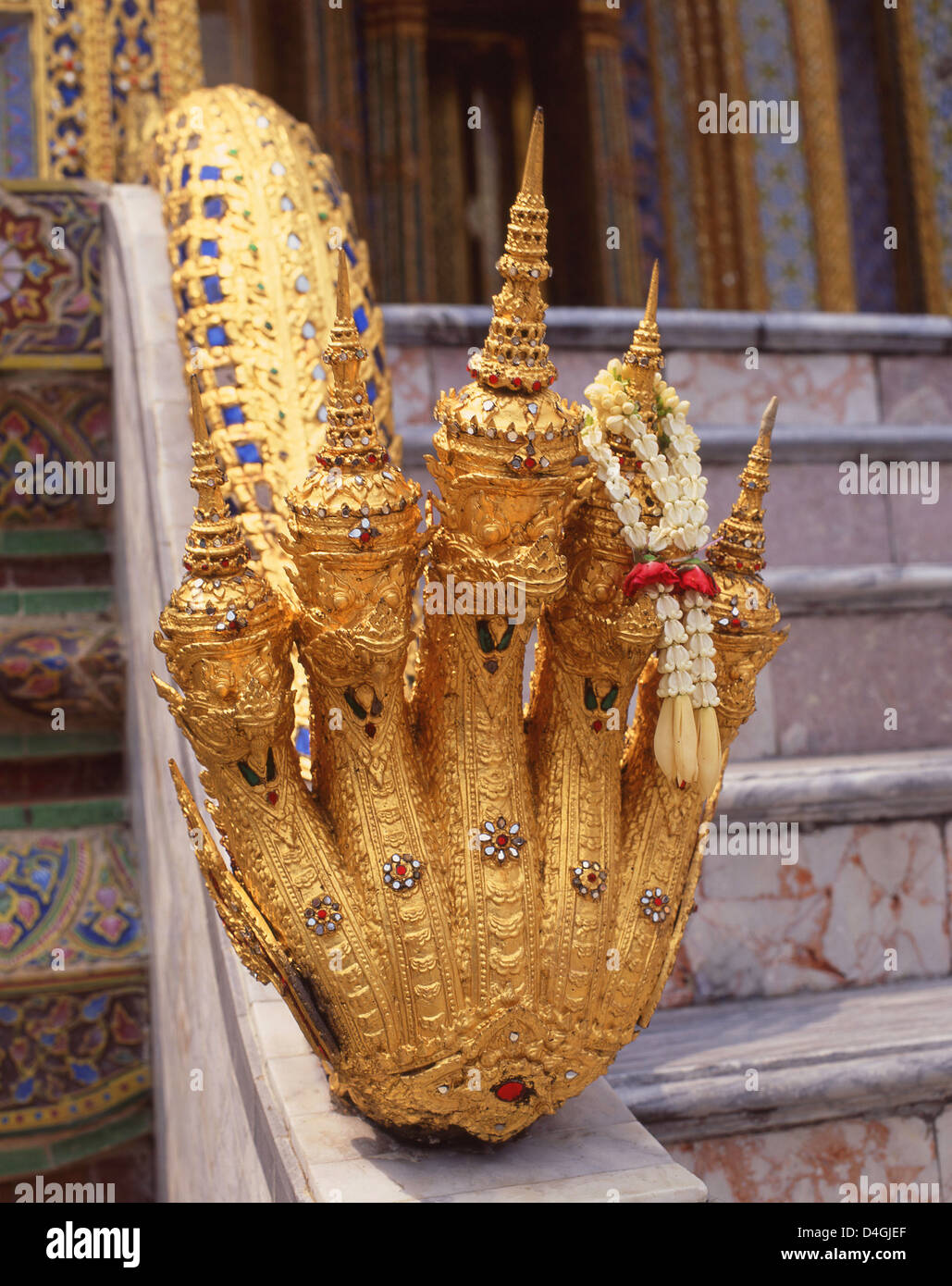 Golden figure hi-res stock photography and images - Alamy