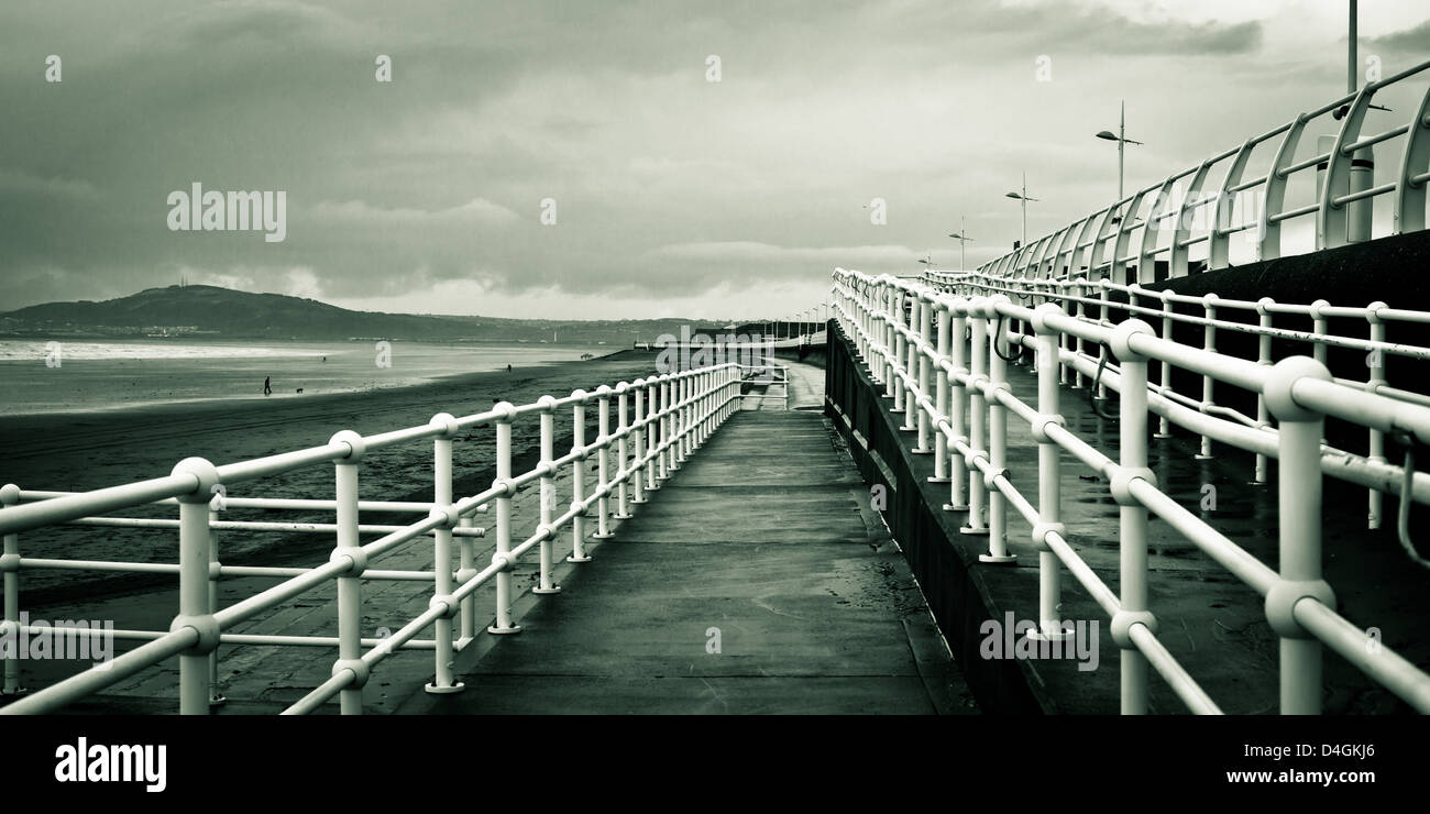 Beach railings ramp hi-res stock photography and images - Alamy