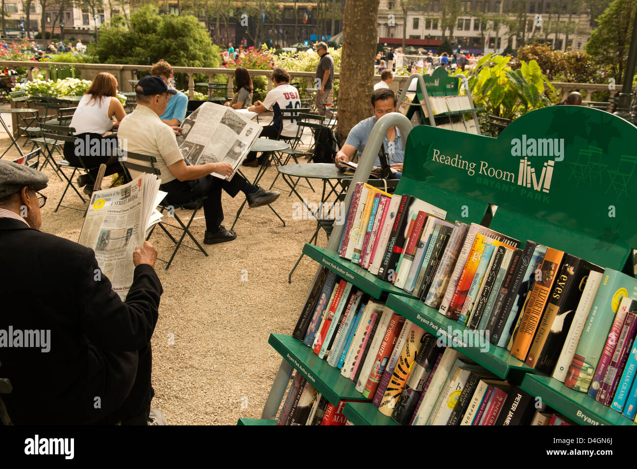 People reading in Bryant Park's "Reading Room Stock Photo - Alamy