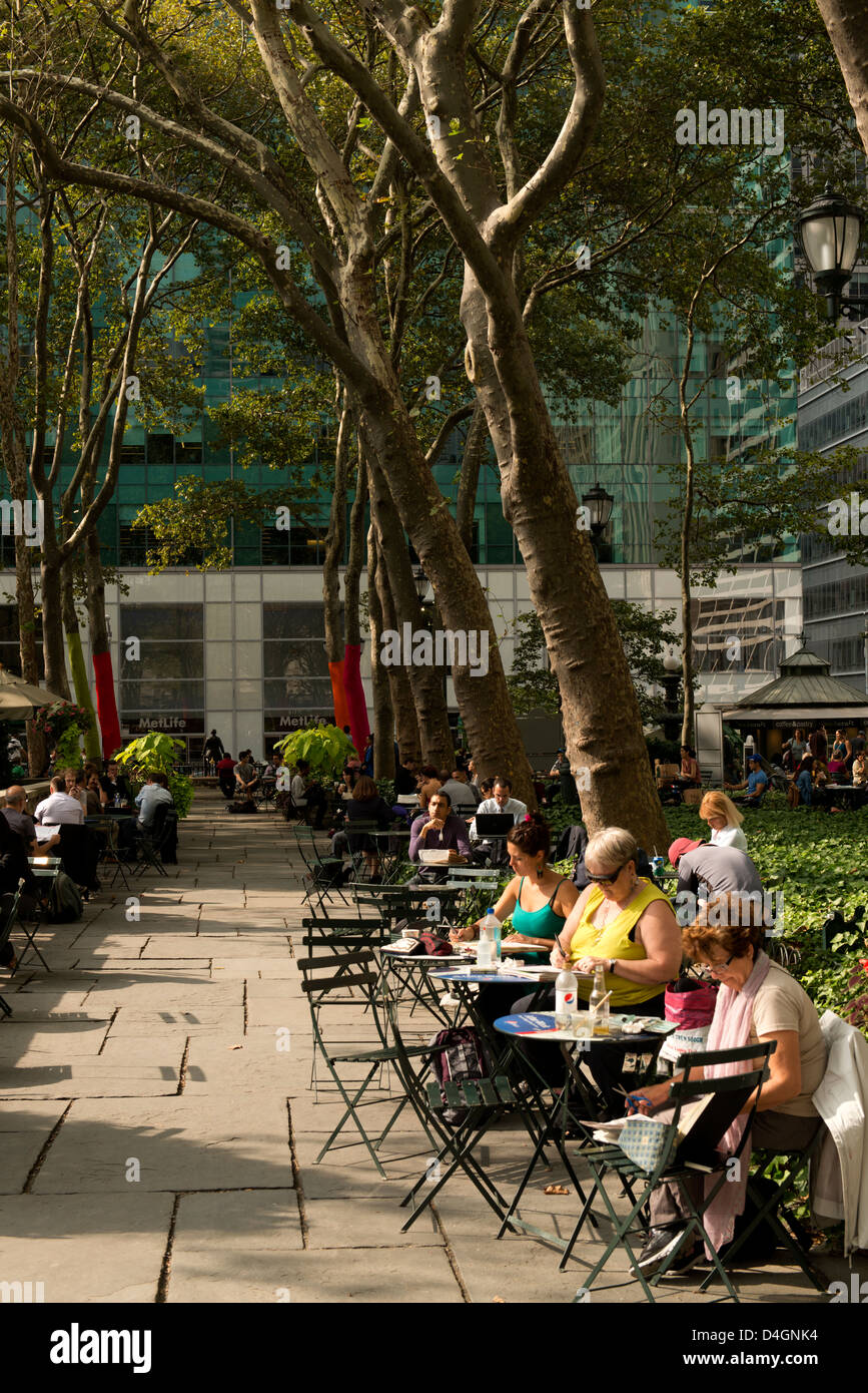 People eating, drinking, reading in Bryant Park Stock Photo - Alamy