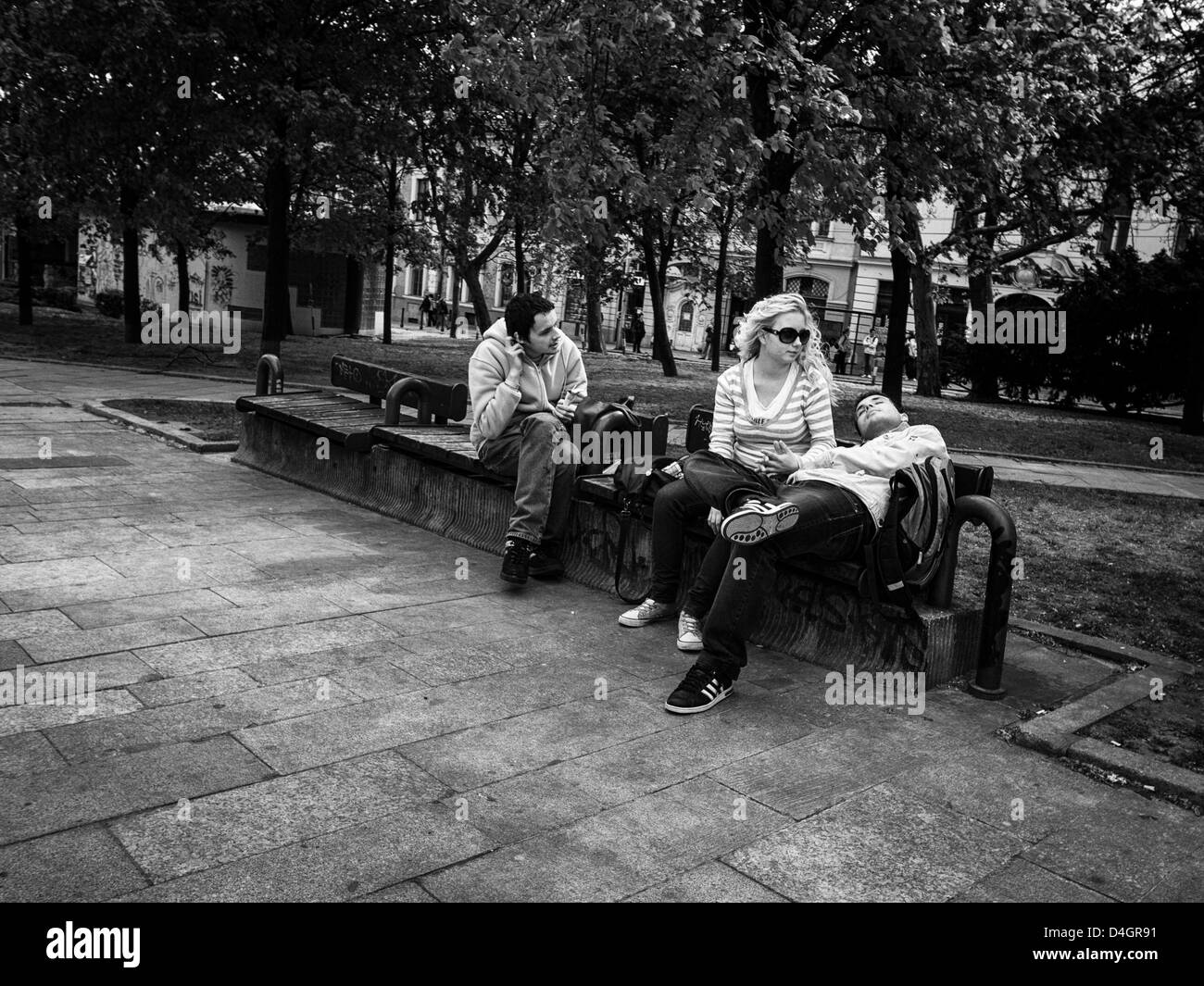 Black and white park bench hi-res stock photography and images - Alamy
