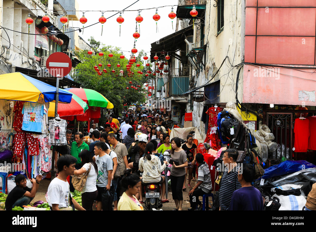 Busy street in Glodok, Jakarta's chinatown Stock Photo - Alamy