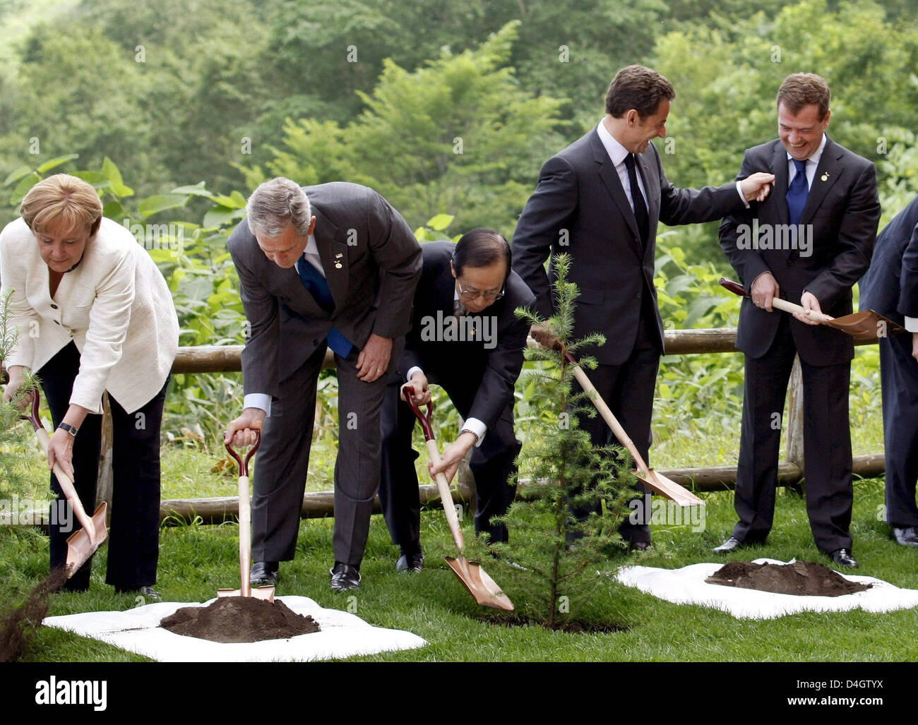 German Chancellor Angela Merkel (L-R), US President George W. Bush ...