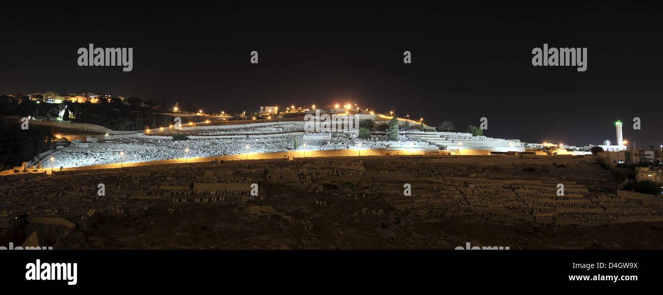 The picture shows the old city on the Temple Mount at night in ...