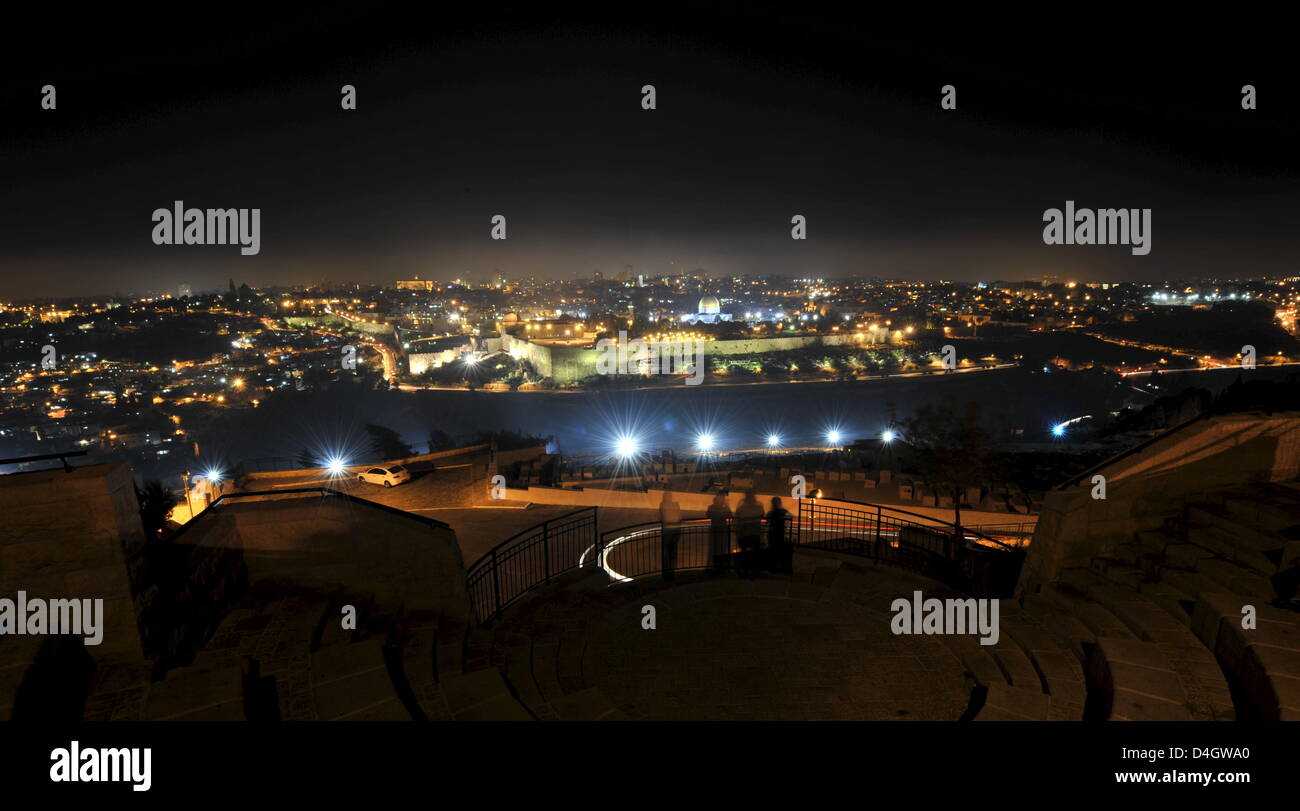 The picture shows the old city seen from the Temple Mount at night in ...