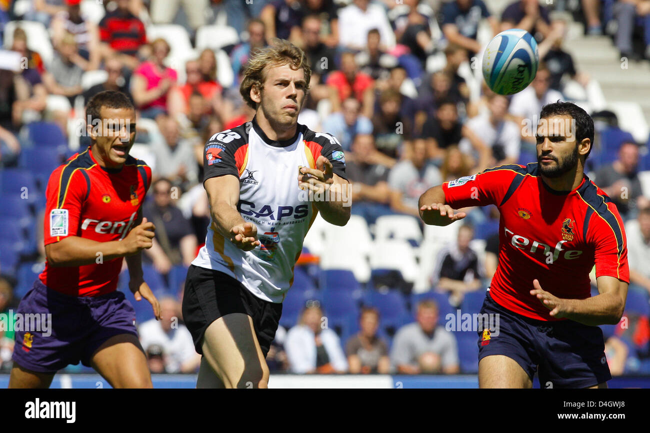 German Mathieu Franke (C) vies for the ball with Spanish Cesar Sempere ...