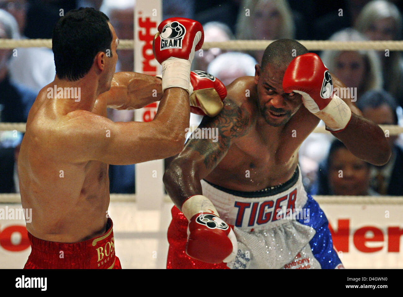 Ukrainian heavyweight boxer Vladimir Klitschko (L) is pictured with US ...
