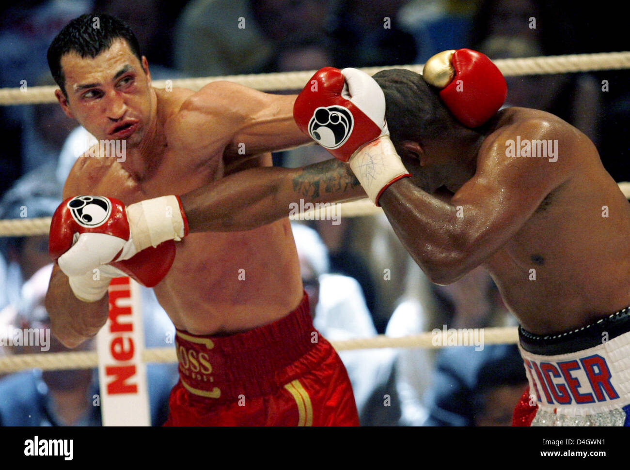 Ukrainian heavyweight boxer Vladimir Klitschko (L) is pictured with US ...