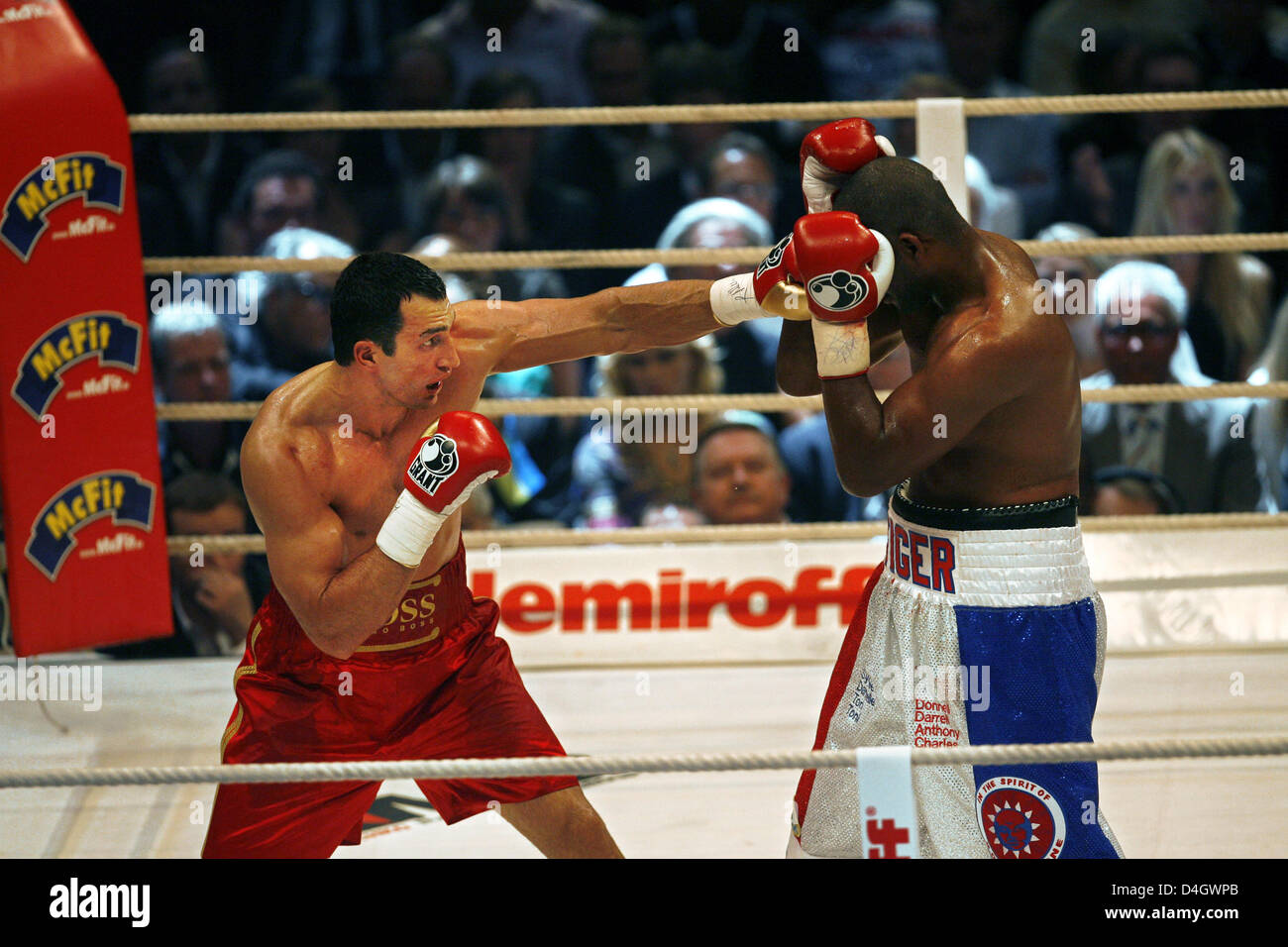 Ukrainian heavyweight boxer Vladimir Klitschko (L) is pictured with US ...