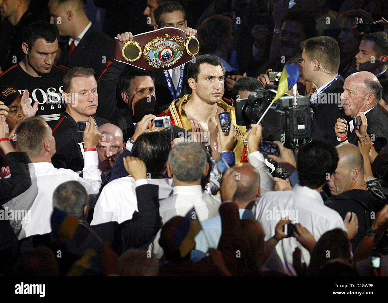 Ukrainian heavyweight boxer Vladimir Klitschko (C) enters the ...